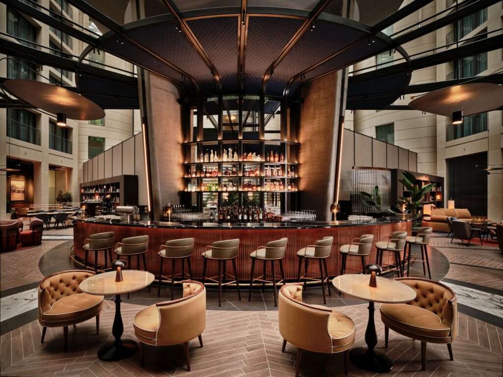 Das Radisson Collection Berlin besticht mit seinem „Living Tree ...